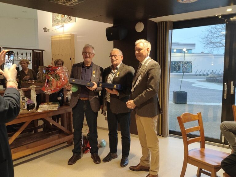 Hamarbestuur draagt stokje over - Belfeld 700 jaar